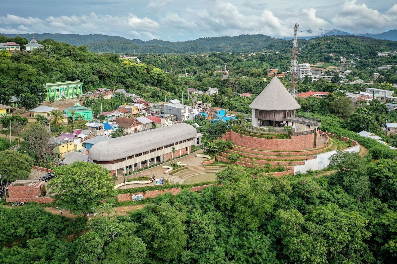 Waterfront Labuan Bajo: Daya Tarik, Rute, dan Biaya Masuknya - Mawatu